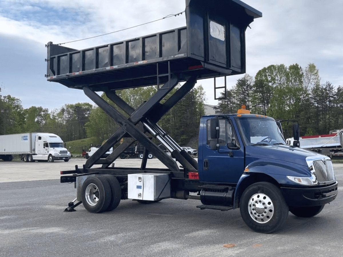 Scissor Lift Dump Truck | Pilotruck